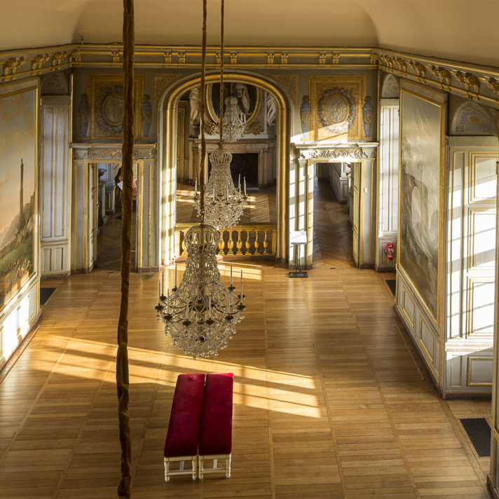 The king's apartment and its mirror cabinet
